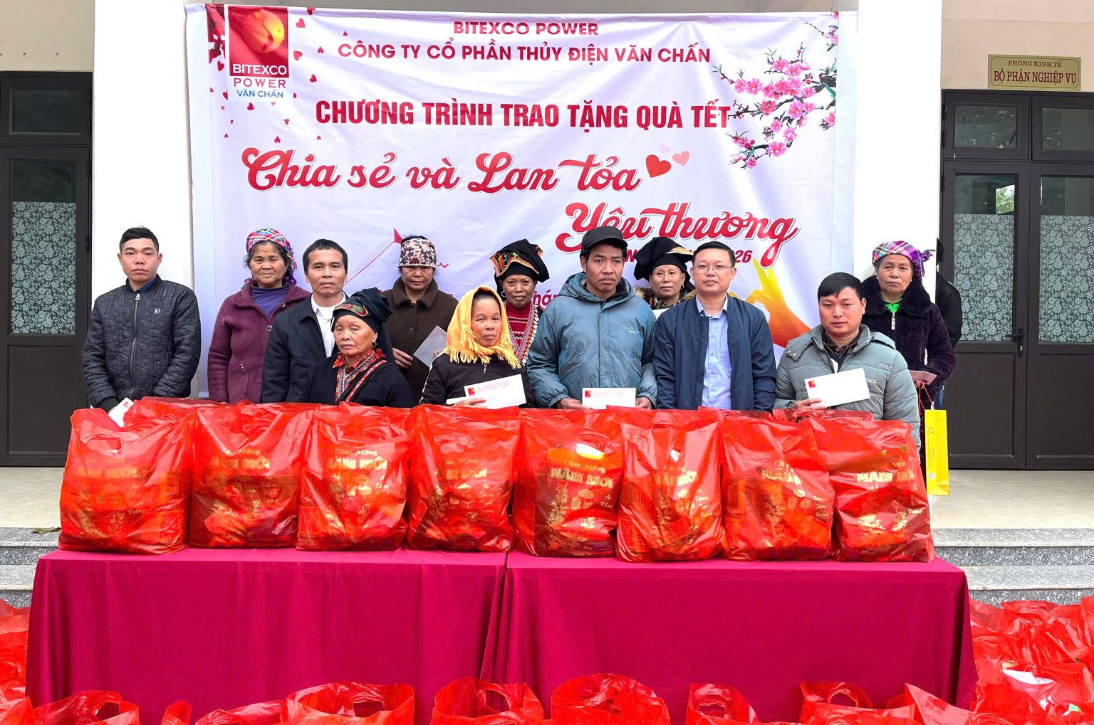 Thủy điện Văn Chấn trao 213 suất quà Tết Xuân Bính Ngọ 2026 tới người ...